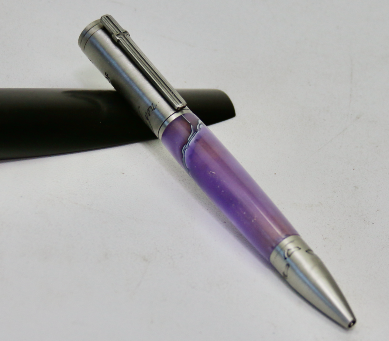 Grape Mesh Footsteps Pen